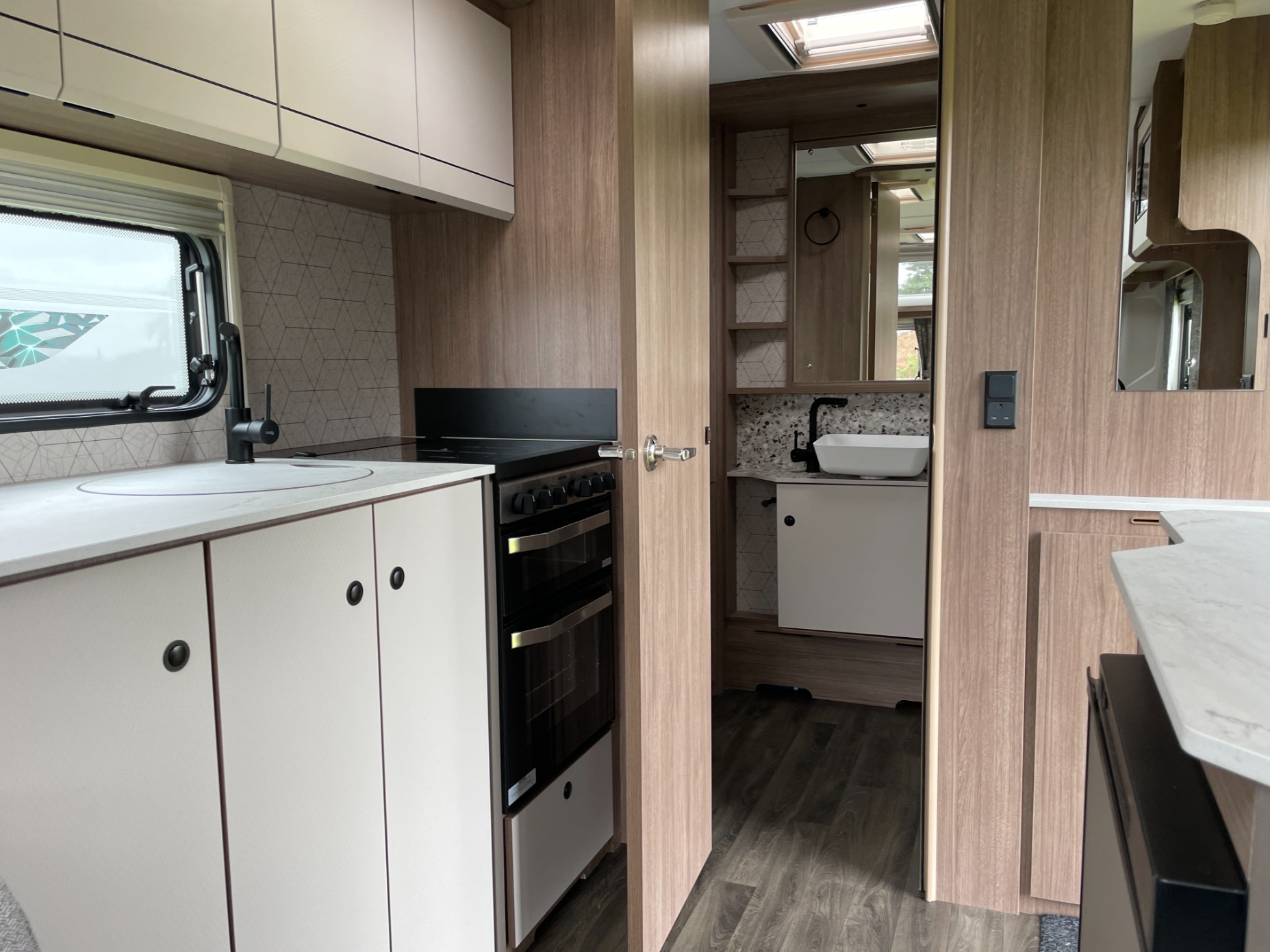 Coachman Acadia 460 (2025) - Display Model - for Sale - Dealer