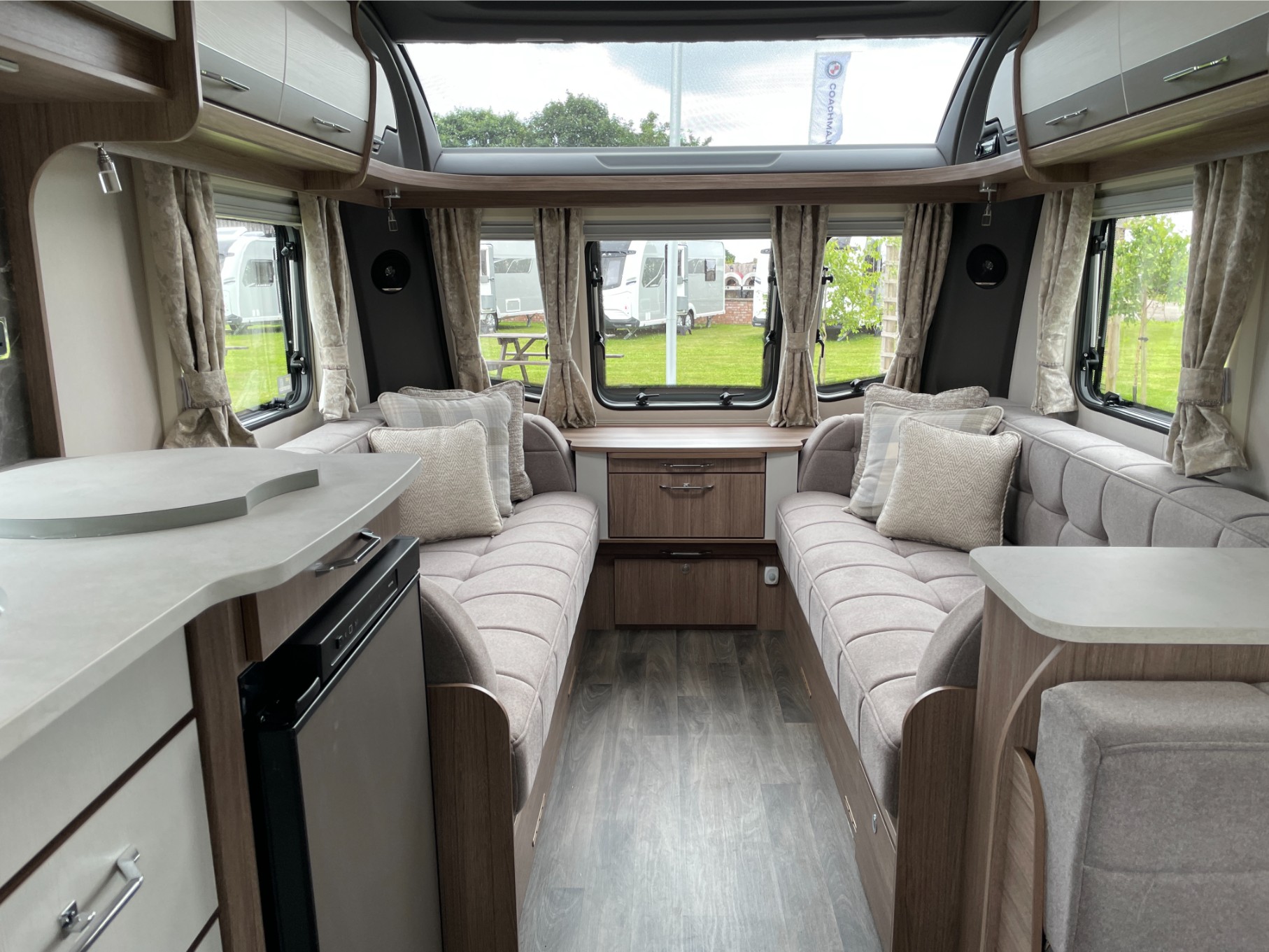 Coachman VIP 520 (2025) - Display Model - for Sale - Dealer